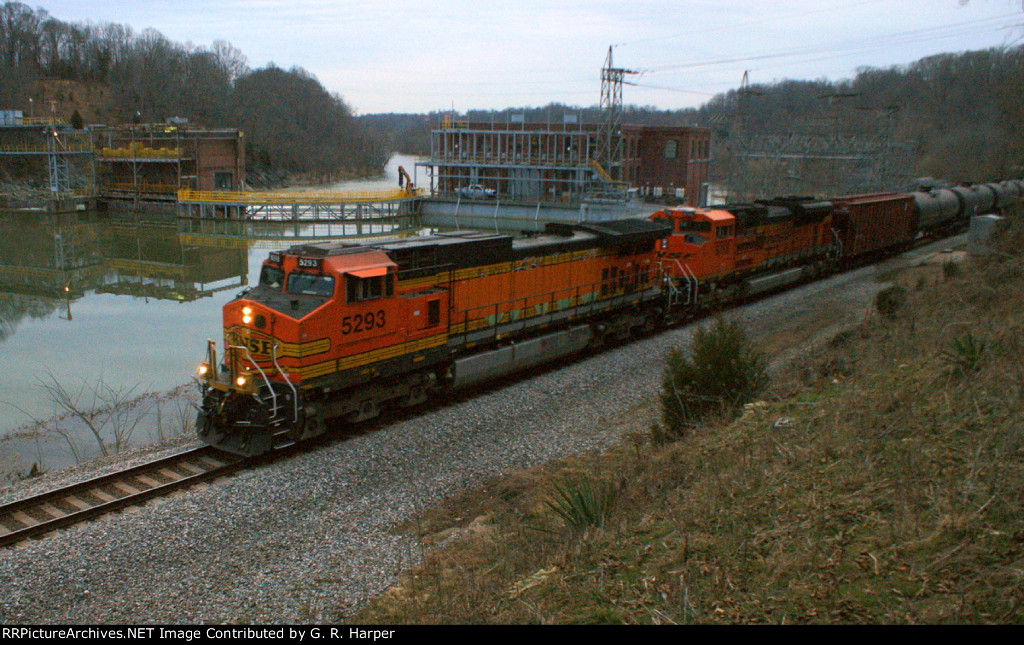 738 - BNSF 5293 westbound with oil empties K08125